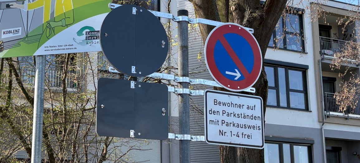 Klappschilder ermöglichen Halteverbote im Handumdrehen | Kommunaler ...
