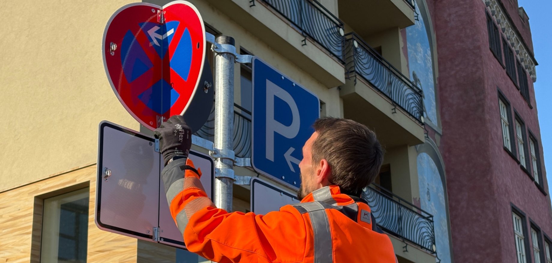 Klappschilder ermöglichen Halteverbote im Handumdrehen | Kommunaler ...